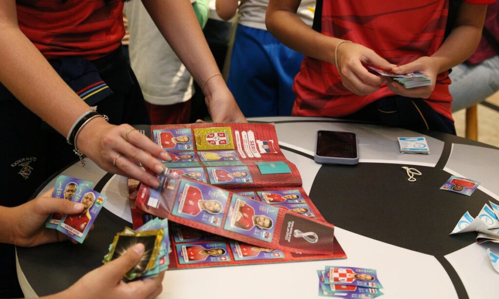 Troca de figurinhas do álbum da Copa do Mundo diverte colecionadores e ...
